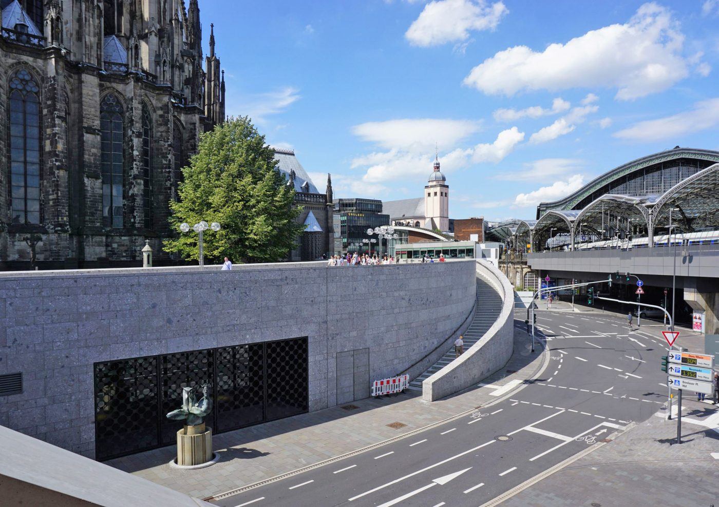 The big clean up on the Cologne cathedral square - Guiding Architects