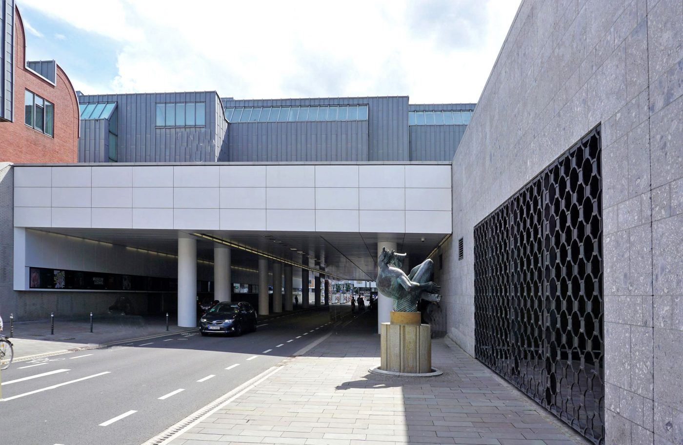 The big clean up on the Cologne cathedral square - Guiding Architects